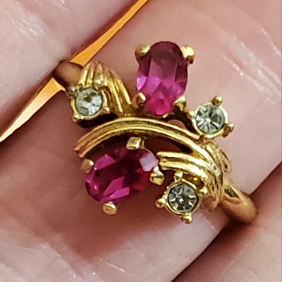 Avon | Jewelry | Vintage Avon Ring Sz 75 Ruby Glass Crystals Gold ...